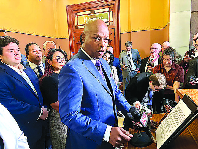 County judge in Chicago area bars ICE from arresting people at court ...